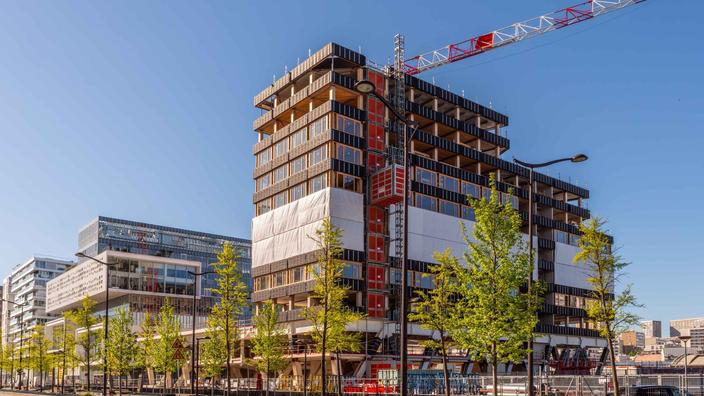 Au-dessus des voies ferrées de la gare d’Austerlitz se construit une ...