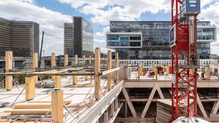 Au-dessus des voies ferrées de la gare d’Austerlitz se construit une ...