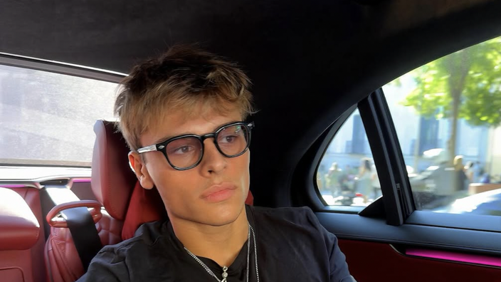 Cameron Smet : bagues XXL, veste de smoking, chevelure dorée... le ...