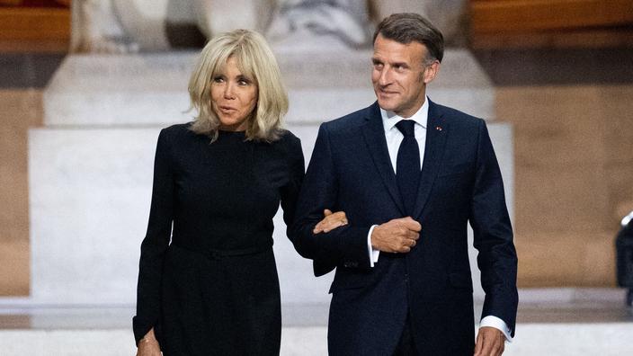 Brigitte Macron solennelle en robe noire et pochette Dior pour l ...