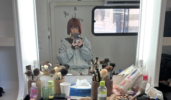 Coupe courte, cheveux roux... Emma Smet méconnaissable sur un tournage ...