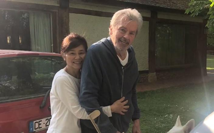 Alain Delon, Hiromi Rollin et le chien Loubo, retour sur une troublante affaire