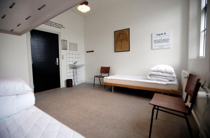Dormir... en prison ! 10 hôtels insolites installés dans d’anciens ...