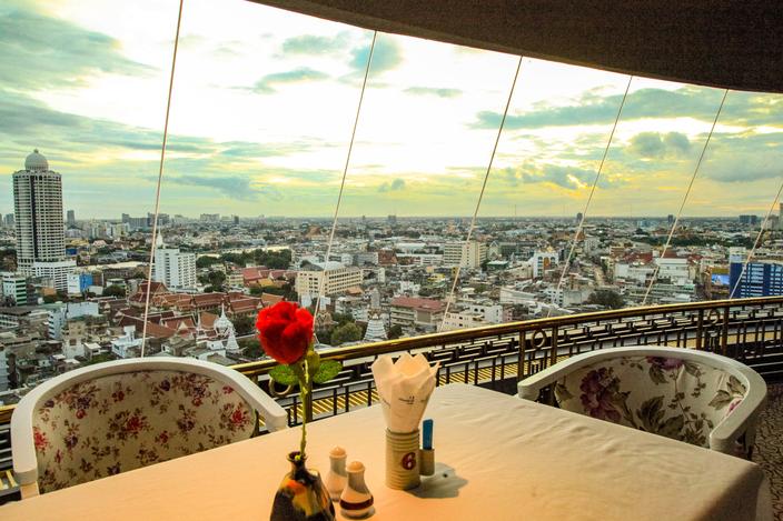 Faut-il s'offrir un dîner au restaurant tournant Sky View 360° lors d'un séjour à Bangkok