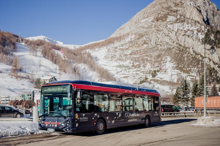 À Val d'Isère, bus et dameuses roulent plus vert cet hiver