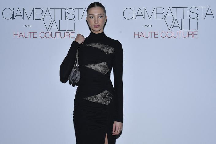 Mathilde Pinault ose la robe à dentelles transparentes au défilé ...