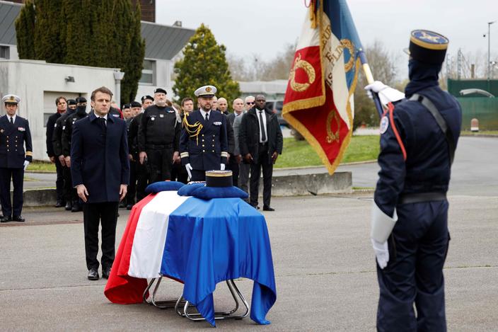 Emmanuel Macron rend hommage à Arnaud Blanc, gendarme du GIGN tué en Guyane