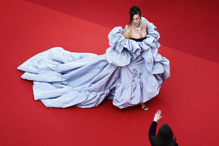 Et La Femme La Plus Sexy Du Monde Surgit Sur Les Marches De Cannes 5264
