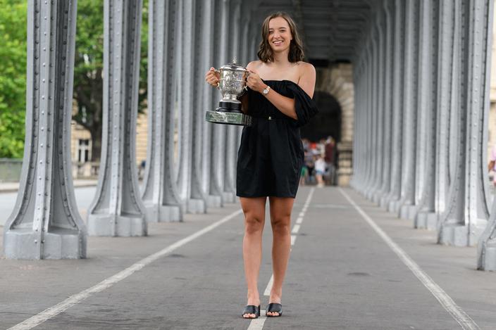 Iga Swiatek fête sa victoire à Roland-Garros en petite robe noire aux ...