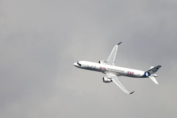 Au Bourget, Airbus conclut une commande record de 500 A320 avec la compagnie indienne IndiGo