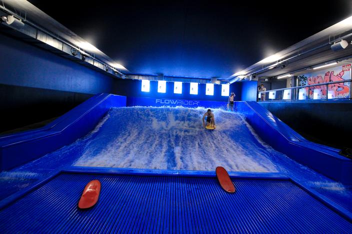 « On vient faire de la vague » : en plein Paris, les surfeurs ont ...