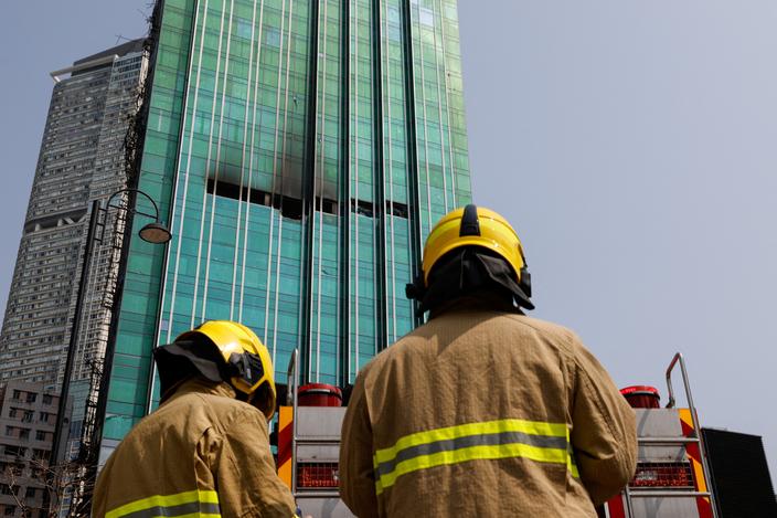 Hongkong : spectaculaire incendie d'un gratte-ciel en construction