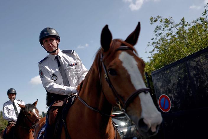 Policiers morts à Villeneuve d'Ascq : Emmanuel Macron dénonce «les ...