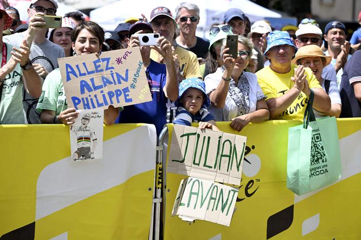 Tour de France : quand des enfants prennent une photo avec Alaphilippe ...