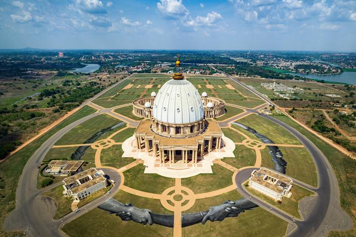 Visite de la basilique Notre-Dame-de-la-Paix de Yamoussoukro, le plus ...
