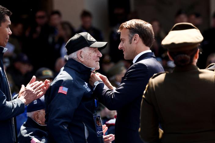 80 ans du Débarquement : après la cérémonie, Macron a salué les anciens ...