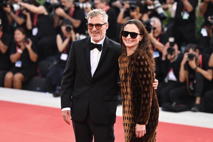 Joaquin Phoenix s’offre une rare apparition avec sa sœur Rain, 51 ans ...