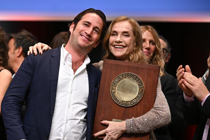 La rare apparition d’Isabelle Huppert et de son époux Ronald Chammah au ...