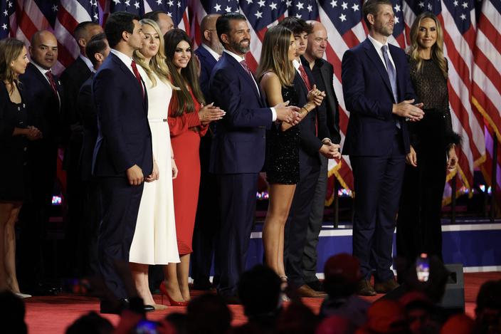 Le clan Trump au grand complet en Floride pour revendiquer la victoire ...