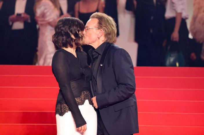 Baisers passionnés, étreintes amoureuses… Bono enflamme le tapis rouge ...