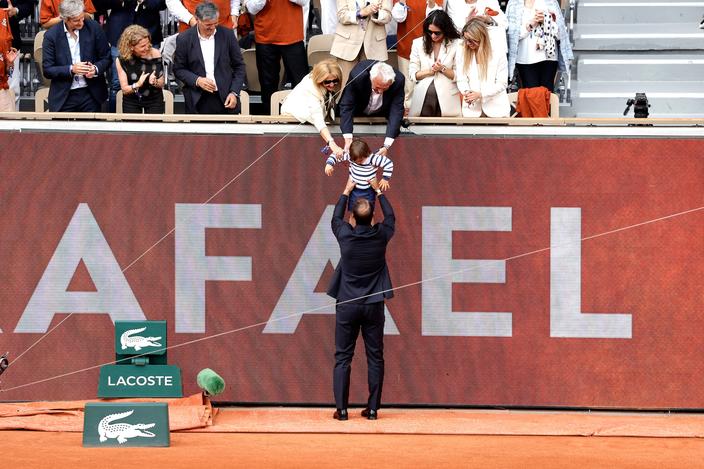 Hommage à Rafael Nadal : surexcité en tribune, son adorable fils lui ...