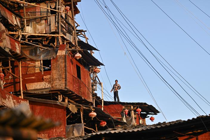 Dix étages, escaliers «vacillants»... Un homme défie les autorités dans ...