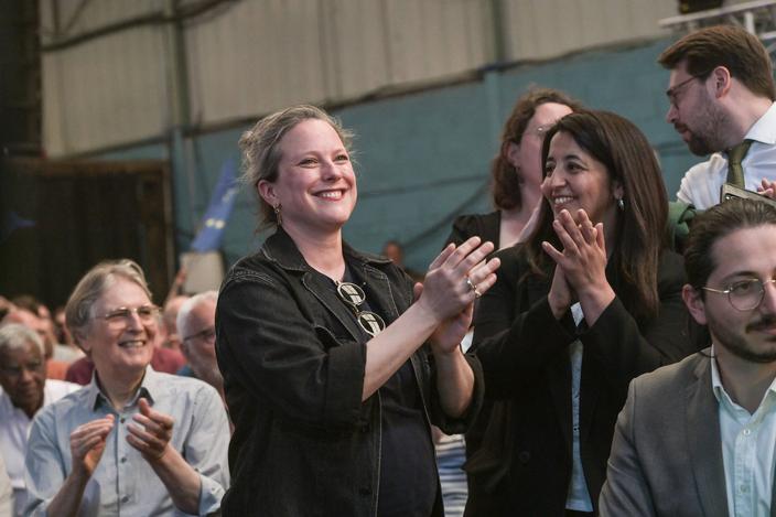 Lucie Castets maman d’un 2e enfant : loin de la course à Matignon, elle ...