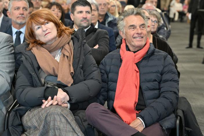 Gérard Holtz et sa femme Muriel main dans la main à Nice pour afficher ...
