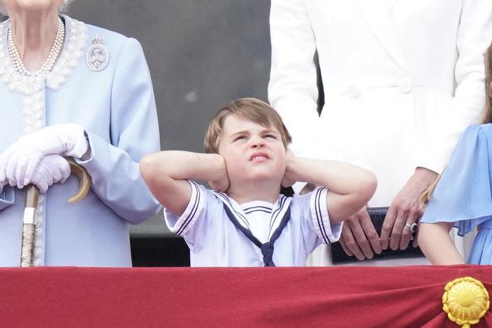 Ces photos où le prince Louis et le prince William se ressemblent comme ...