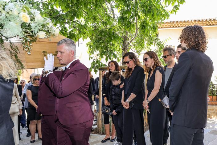 Obsèques de Chantal Nobel à Ramatuelle : ses deux filles portent le ...