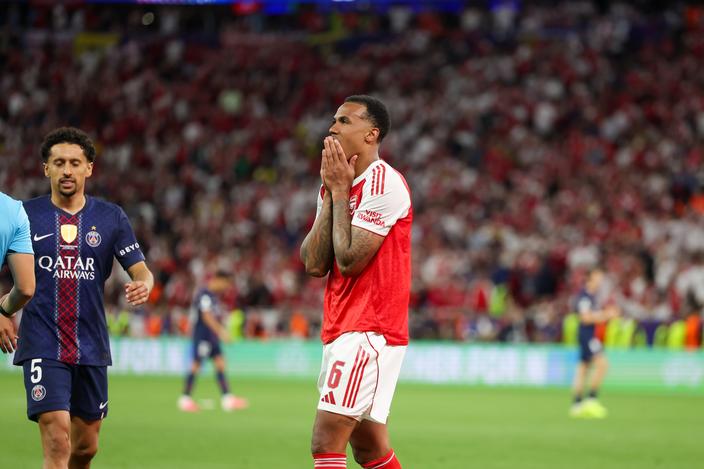 Le PSG exulte... Marquinhos console Gabriel après son penalty : l’image ...