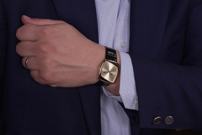 Dennison + Collectability, un style asymétrique en hommage au designer ...