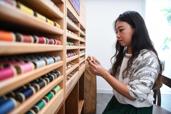 De la télévision à la broderie française : le parcours passionné d'une ...