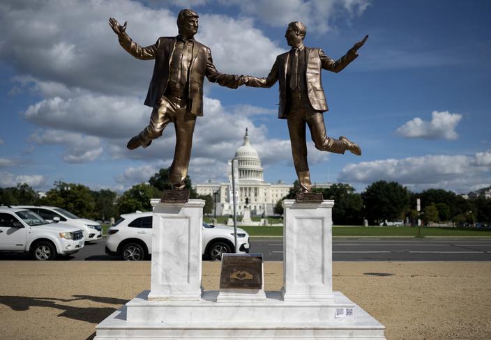 Une statue de Trump et Epstein, main dans la main, érigée dans les rues ...