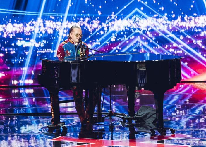 Un avaleur de sabres, un virtuose de la guitare, un magicien ...