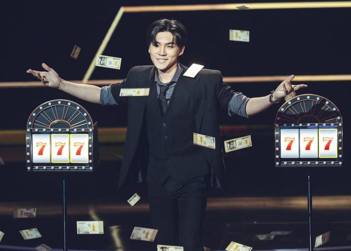 Un avaleur de sabres, un virtuose de la guitare, un magicien ...