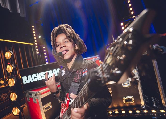 Un avaleur de sabres, un virtuose de la guitare, un magicien ...