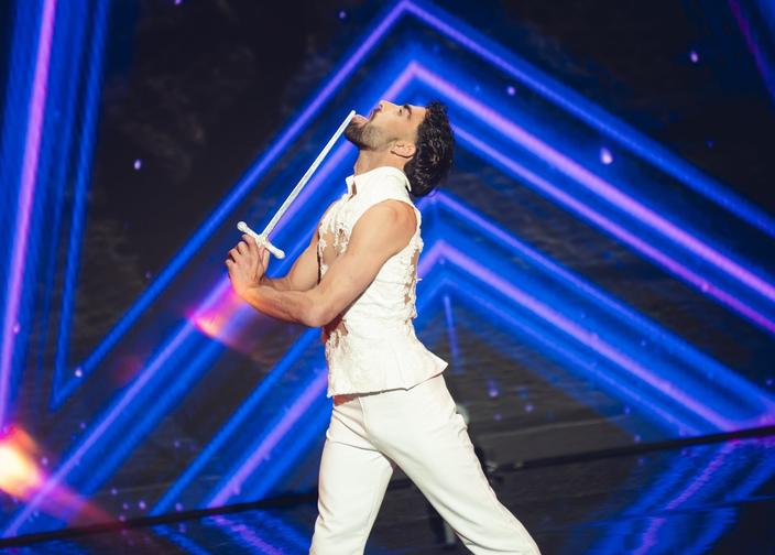 Un avaleur de sabres, un virtuose de la guitare, un magicien ...