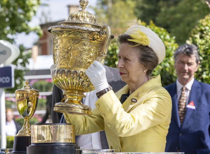 En photo, l’apparition remarquée de la princesse Anne à l'hippodrome d ...