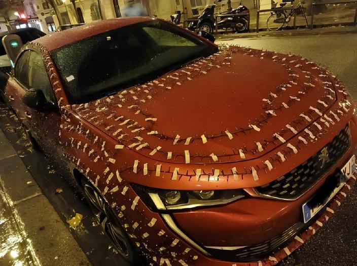 Noël : d’où vient cette tendance de décorer sa voiture avec des guirlandes lumineuses