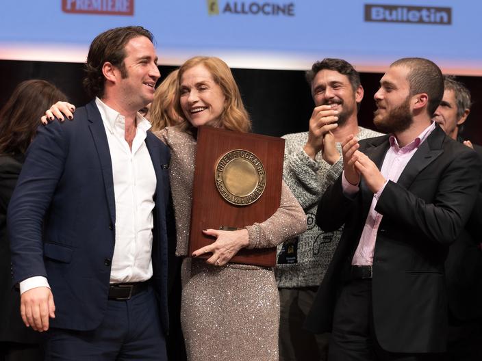 La rare apparition d’Isabelle Huppert et de son époux Ronald Chammah au ...