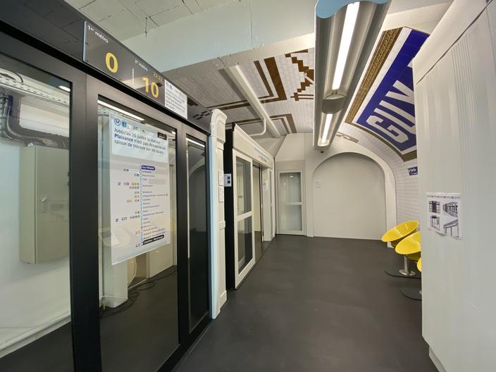 Faux métro, station en carton-pâte... Dans le laboratoire secret où la ...
