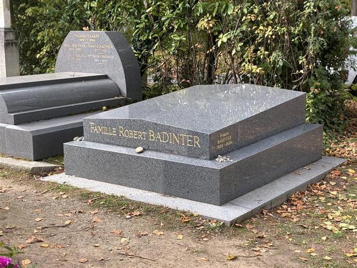 Au cimetière de Bagneux, les passants rendent hommage à Robert Badinter, dont la tombe a été ...
