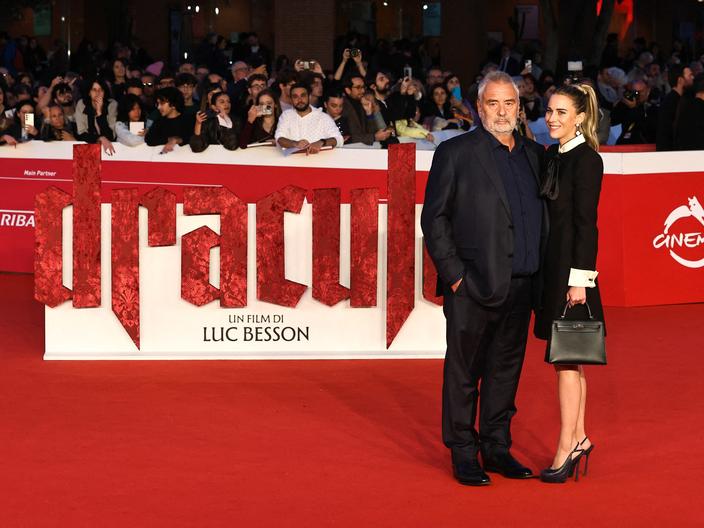 Luc Besson officialise sa relation avec Sarah Saldmann, de 32 ans sa ...