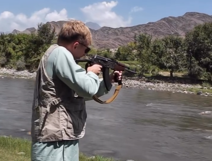 «Ici c’est full auto, Ben Laden» : accueilli chez les talibans en ...