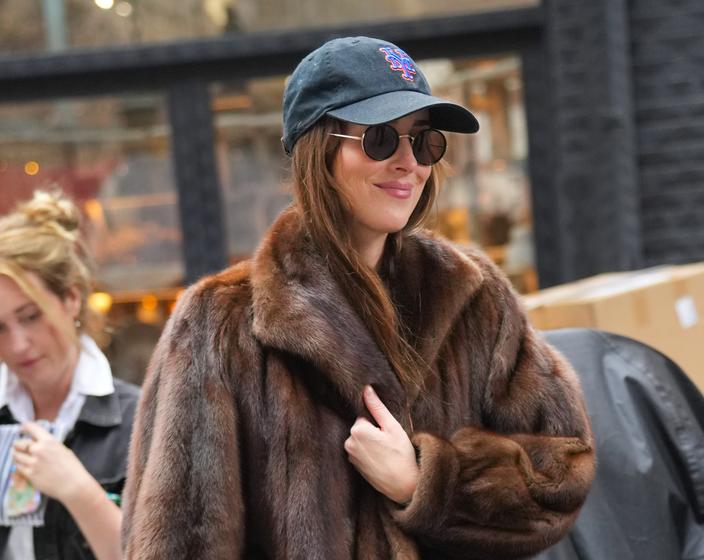 Qu’est-ce que le «Olsen Tuck», ce geste simple qui donne de l’allure en ...