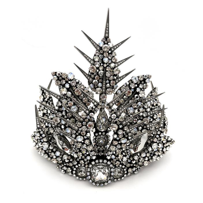 Signés Carré Y : voici la couronne et le sceptre que portera la ...