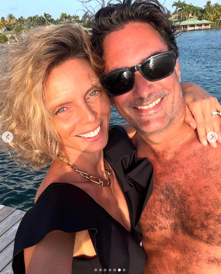 Sylvie Tellier sublime en maillot de bain à volants, elle rayonne au soleil avec son mari Laurent