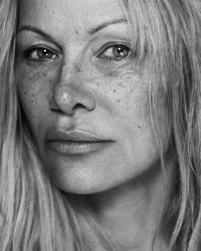 Le visage de Pamela Anderson comme on ne l'a jamais vu en converture de WWD