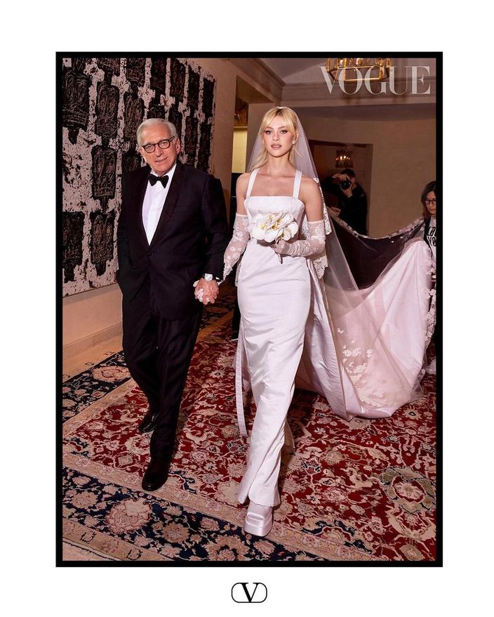 Traîne majestueuse et platform shoes : la robe de mariée blanc de blanc ...